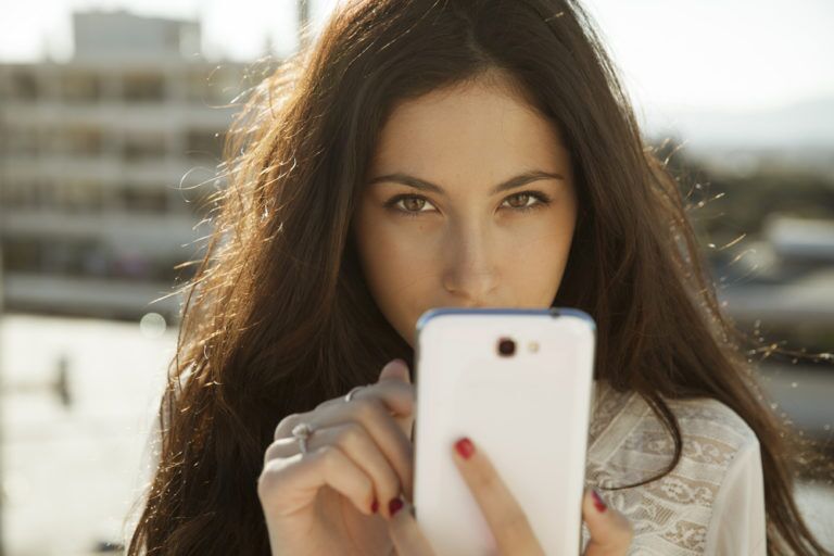 5 Makeup Mistakes That Look Bad in Photos - NewBeauty