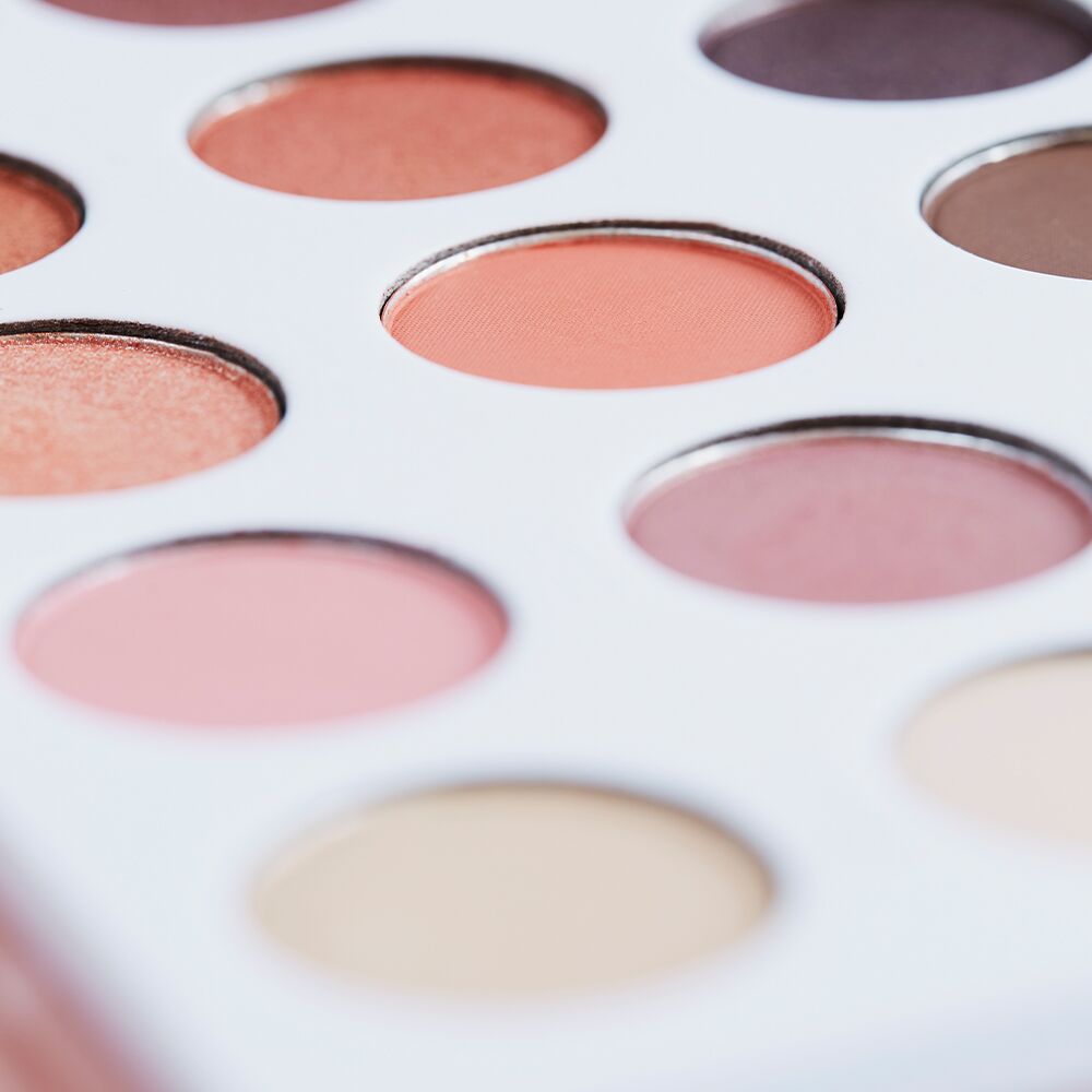 10 Ways to 'Lift' and Sculpt Your Cheeks With Makeup - NewBeauty