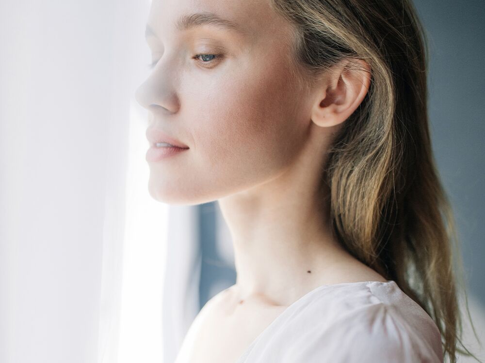 Exactly How to Camouflage and Contour a Double Chin With Makeup