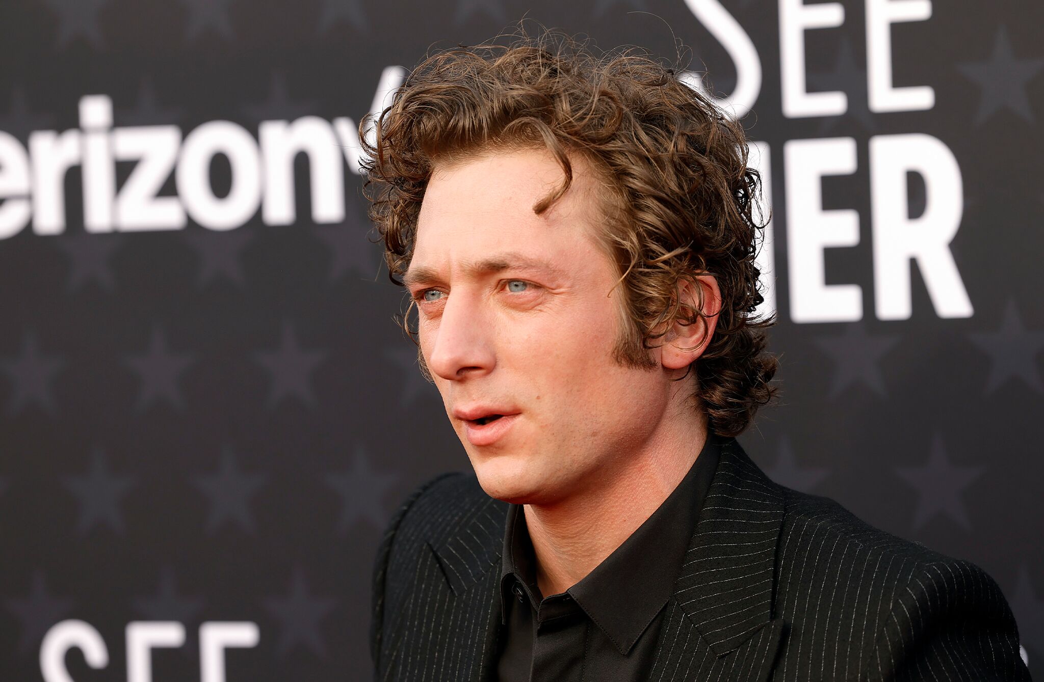 Inside Jeremy Allen White's Very Specific Hair-Care Routine - NewBeauty
