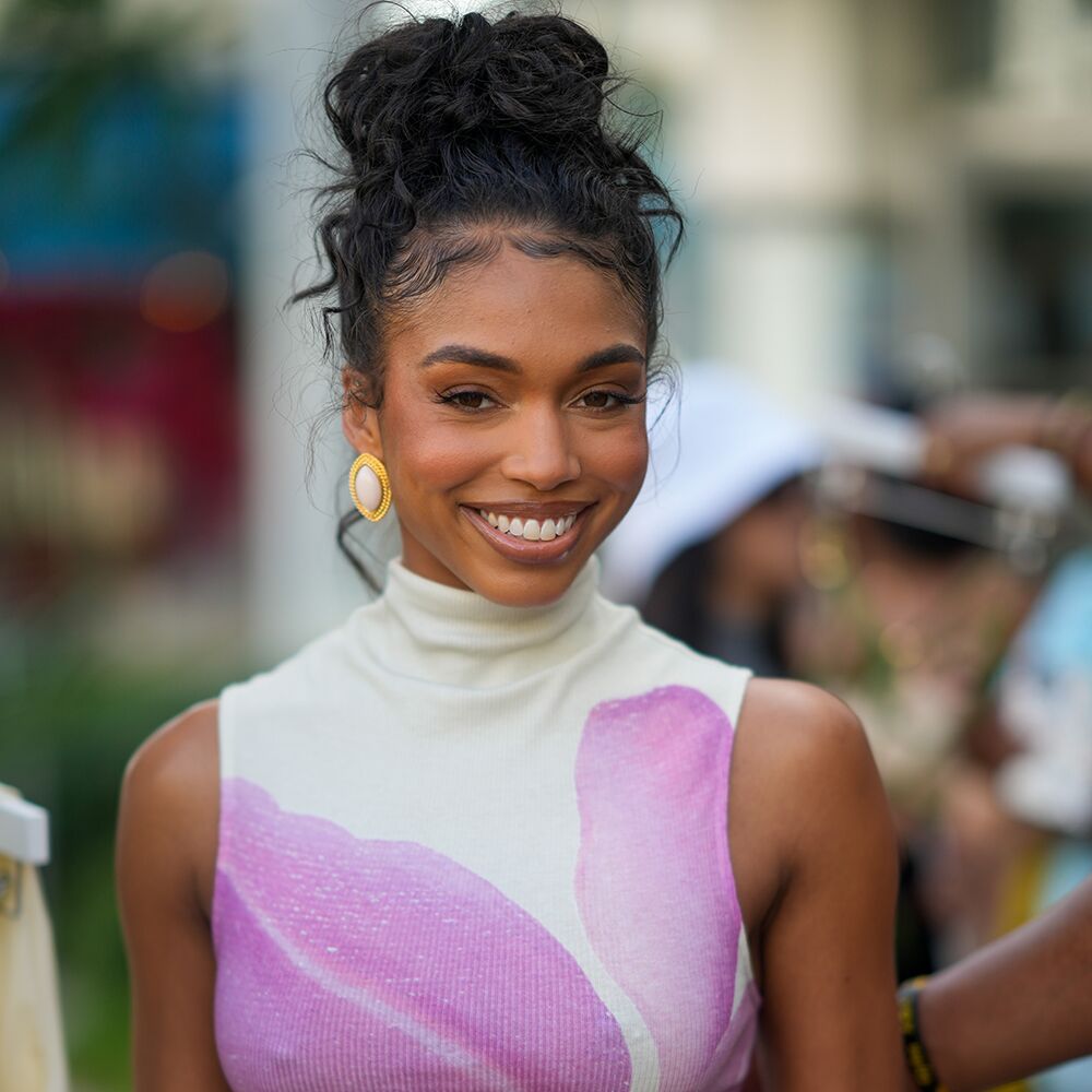 Hairstyles for Frizzy Hair That’ll Get You Through Humid Days