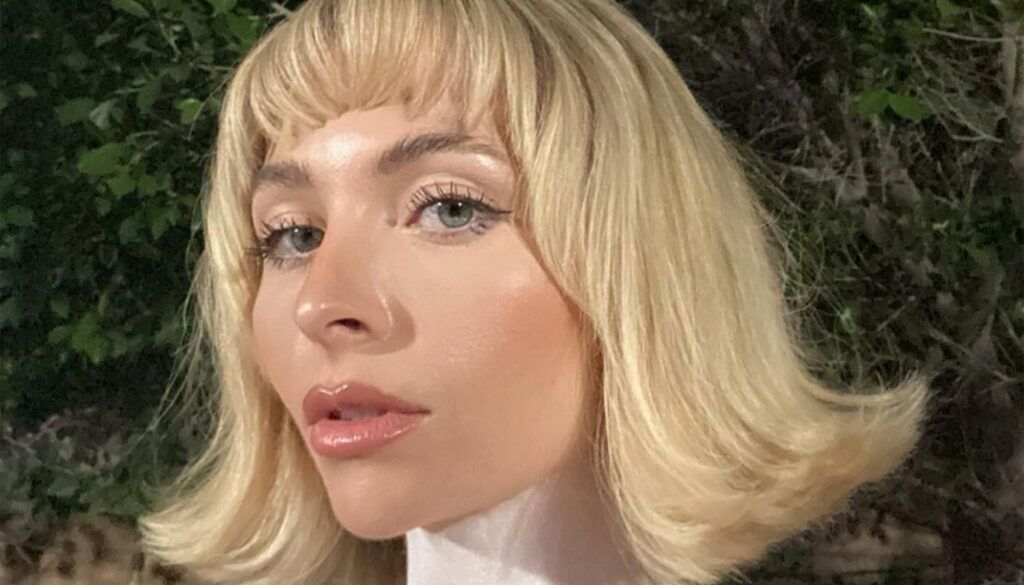 Retro Flipped Up Ends Are Trending—Here’s How To Get the Look