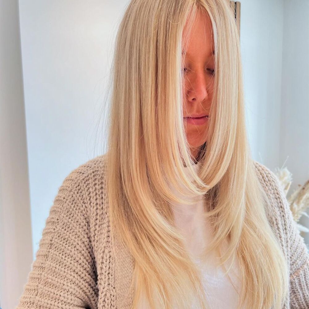 The Curve Cut Trend Will Give You Early 2000s Rom-Com Hair - NewBeauty