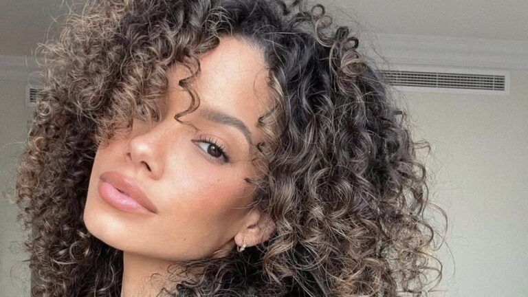 8 Curly Hairstyles That Will Dominate in 2025 - NewBeauty