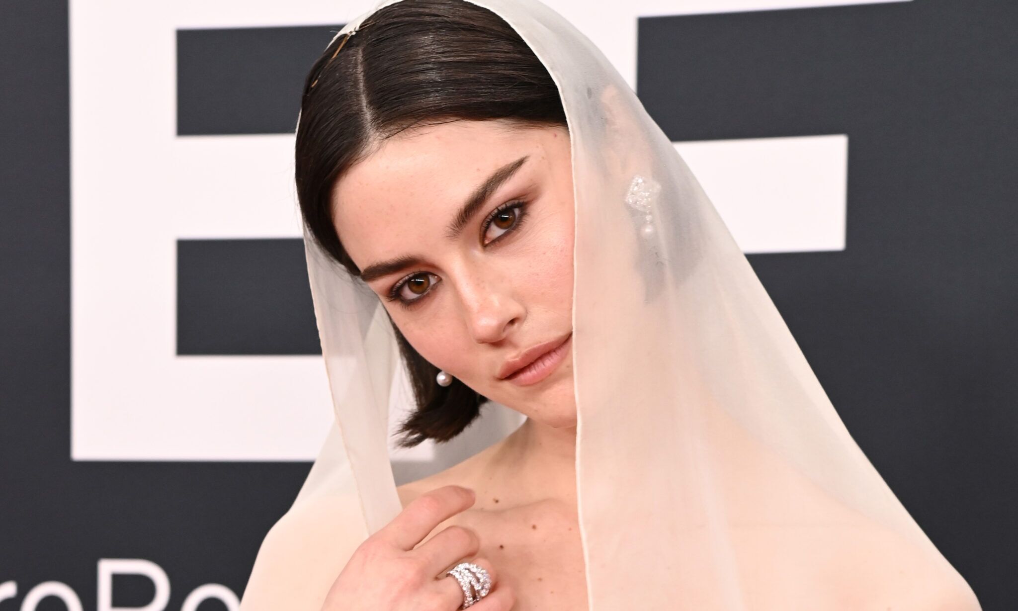 The Styling Stick Behind Gracie Abrams' Frizz-Free Beveled Bob - NewBeauty