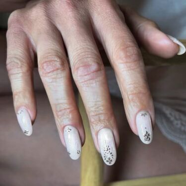 Pearl Nails Are the Perfect Rich Girl Manicure for Spring - NewBeauty