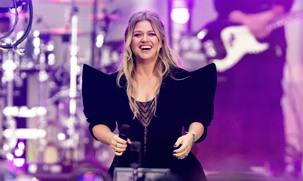Kelly Clarkson Rejoins 'The Voice' With a Major Hair Transformation