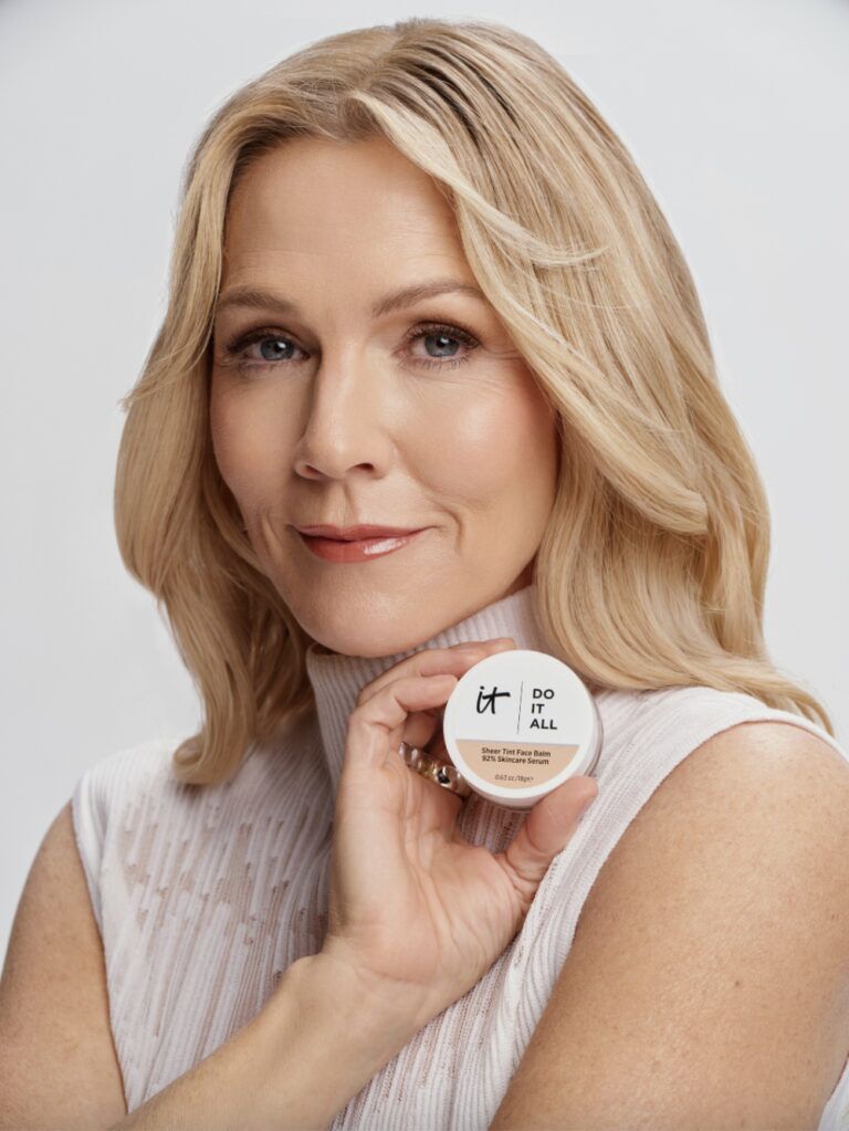 Jennie Garth Partners With IT Cosmetics, Reflects on Her ‘90210’ Style