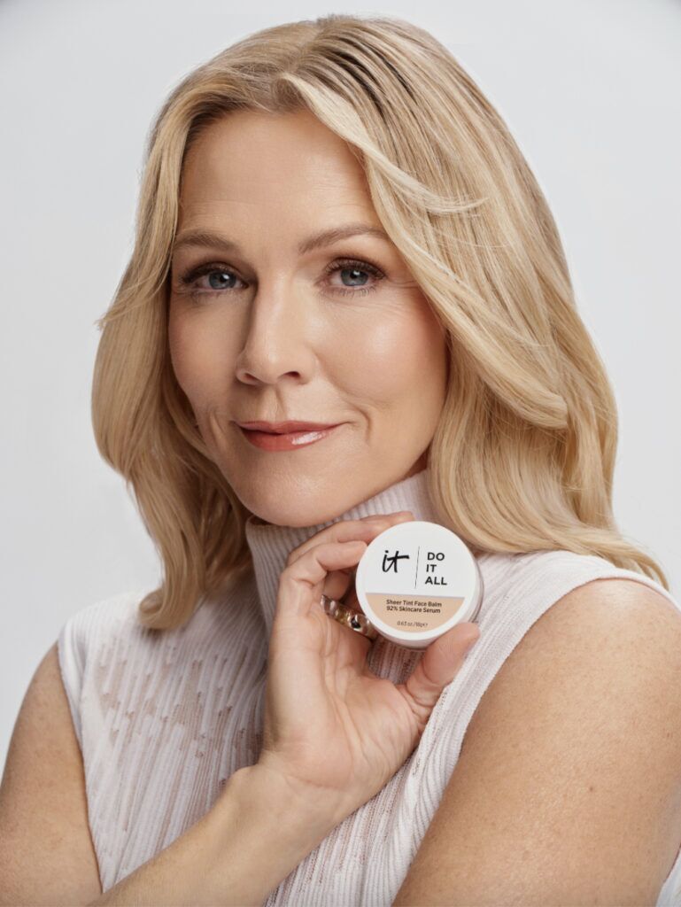 Jennie Garth Partners With IT Cosmetics, Reflects on Her ‘90210’ Style